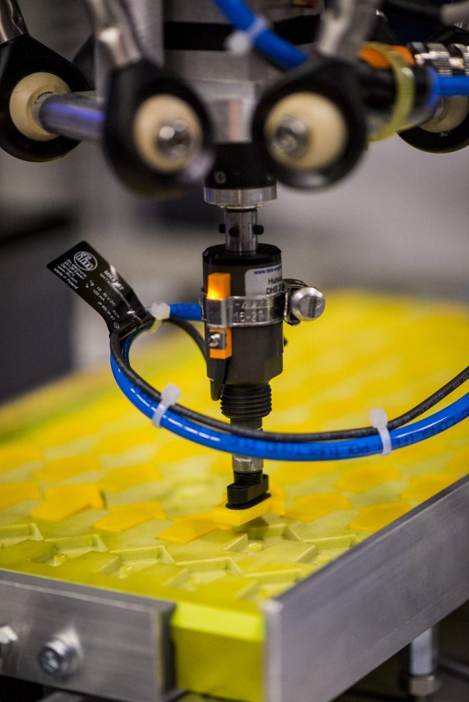 El robot Delta de igus logra una protección segura contra incendios - IDE